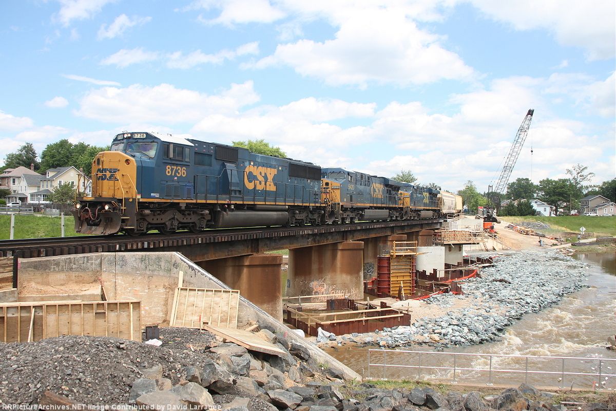 CSX 8736 leading R409